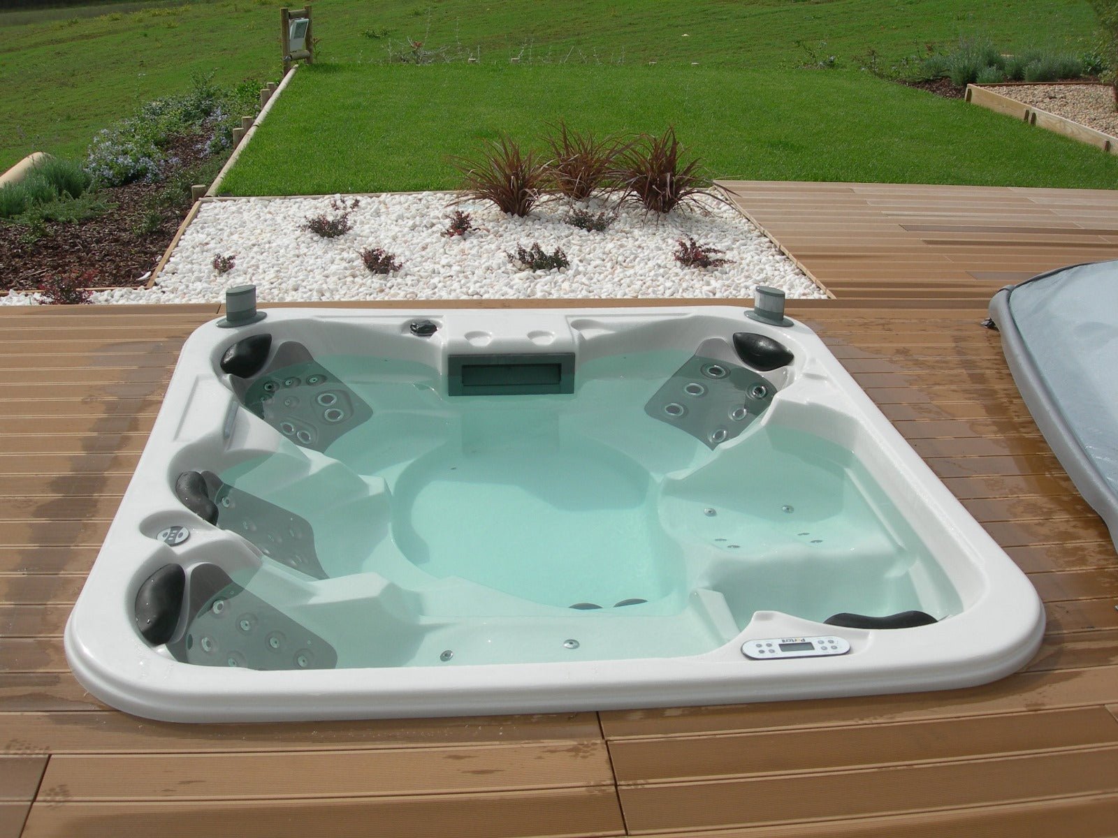 Piscina o jacuzzi: ¿no sabes cuál elegir? – Saunamo
